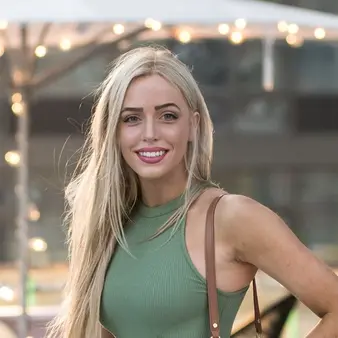 Alex Cooper Signs $125 Million Deal With SiriusXM For "Call Her Daddy ...